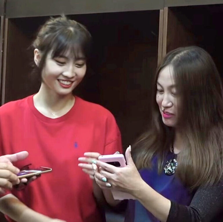 TWICE Momo's family consists of four people! Introducing her parents ...