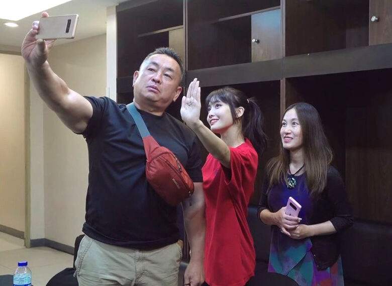 TWICE Momo's family consists of four people! Introducing her parents ...